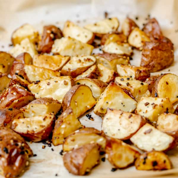 How to Make Crazy Good {and Easy!} Everything Bagel Roasted Potatoes