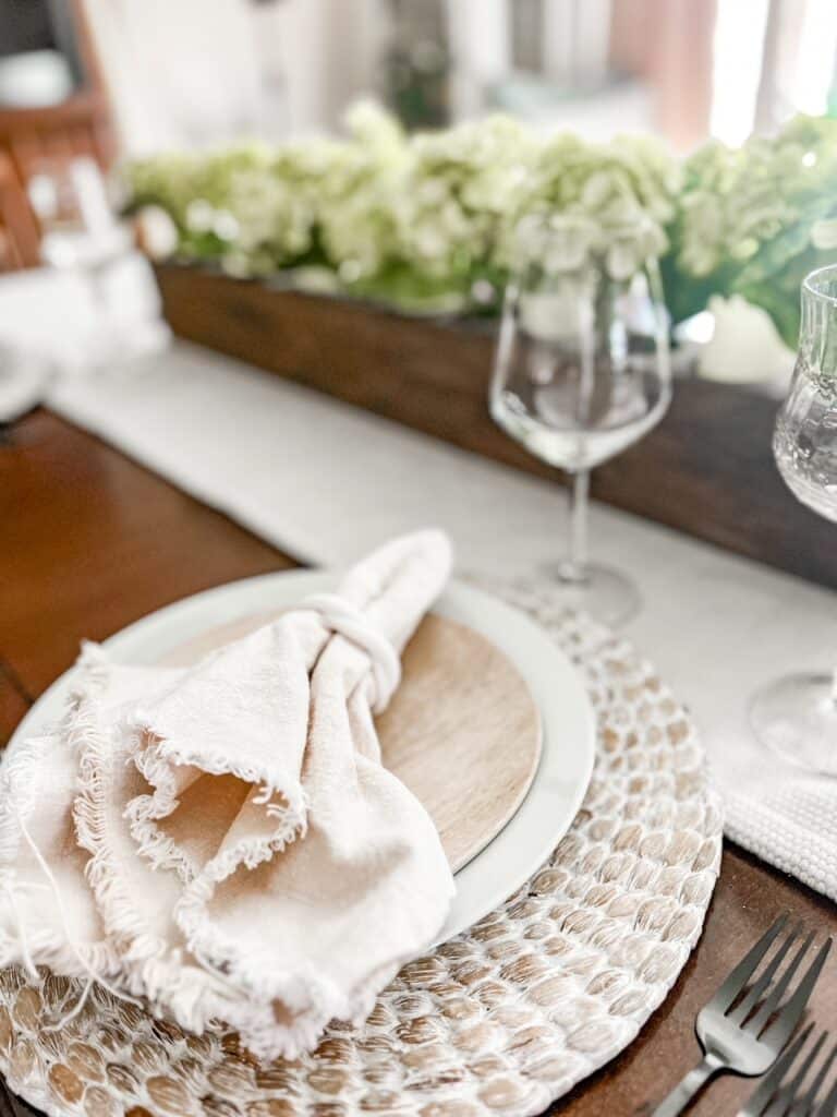35 Spring Décor Ideas For Your Dinner Table